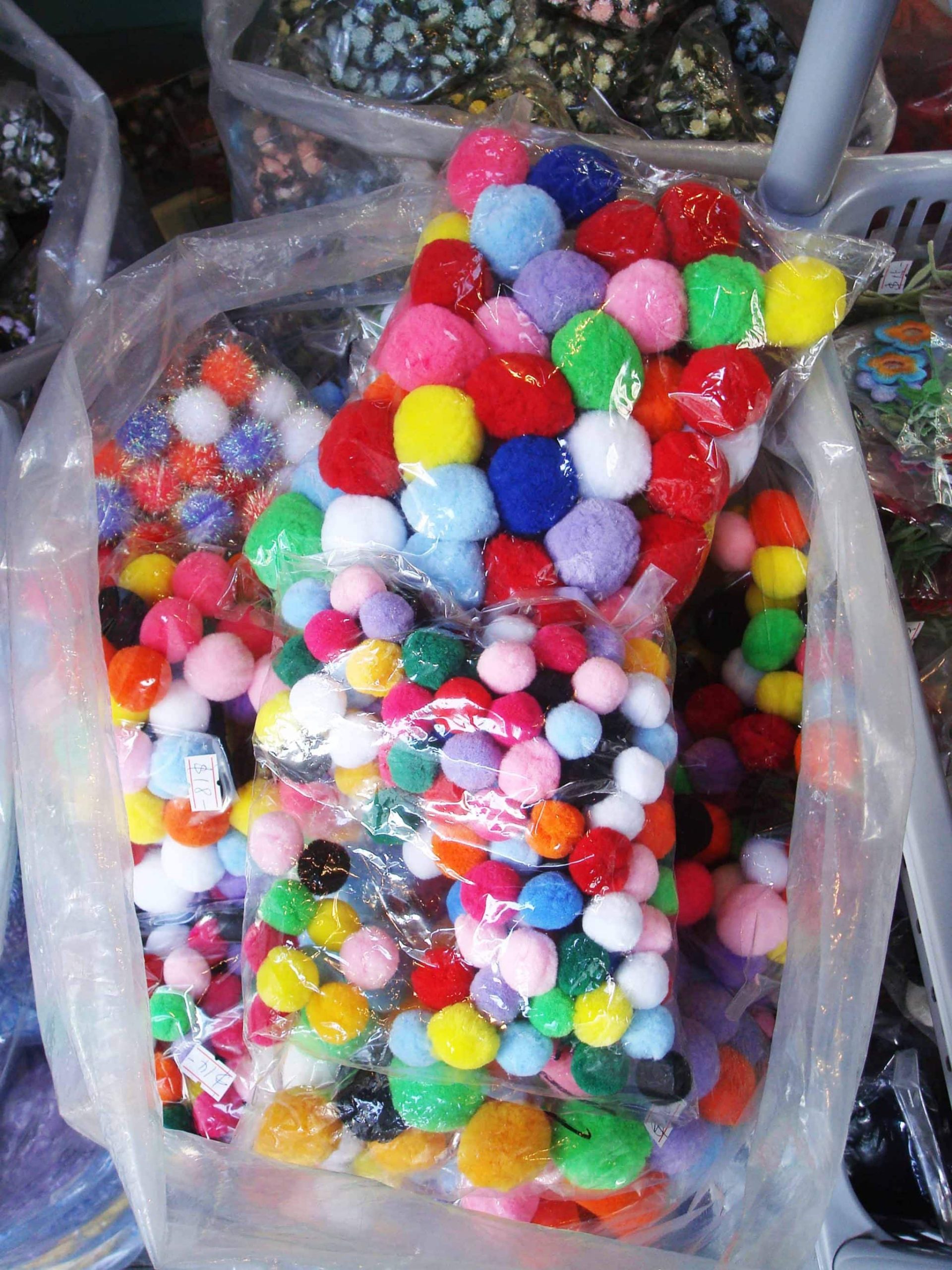 Choosing the right accessories for bag manufacture.